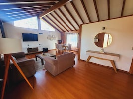 Cabana de Madeira Standard, 4 quartos | Sala de estar | Televisor de ecrã plano de 42 polegadas com canais por cabo, televisor