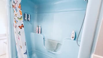 Quarto design, 1 cama King | Banheiro | Produtos de toalete grátis, secador de cabelo, chinelos