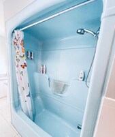 Quarto Design, 1 cama king-size | Casa de banho | Artigos de higiene pessoal grátis, um secador de cabelo, chinelos 