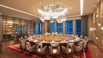 3 restaurantes, pequenos-almoços servidos