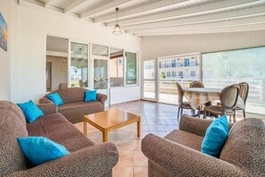Apartamento, várias camas, vista para o mar, no piso térreo | Área de estar