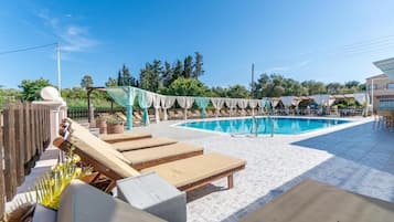 Piscina externa, guarda-sóis, espreguiçadeiras