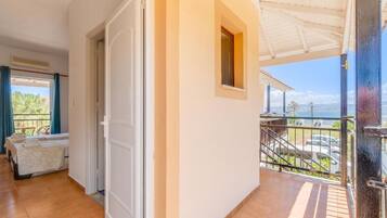 Quarto casal ou duplo, sacada, vista para o pátio | 1 quarto, Wi-Fi de cortesia, roupa de cama
