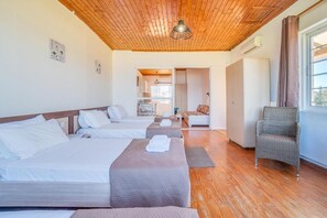 Apartamento, várias camas, vista para o mar, ao lado da praia | 1 quarto, Wi-Fi de cortesia, roupa de cama