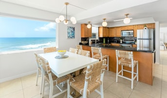 Apartamento premium (3 Bedrooms) | Cozinha privada | Cafeteira/chaleira, geladeira, micro-ondas, fogão