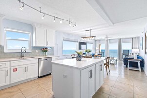 Apartamento premium | Cozinha privada | Cafeteira/chaleira, geladeira, micro-ondas, fogão