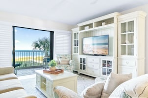 Direct Oceanfront Two-Bedroom Condo - Unit 308 | Sala de estar | Televisor de ecrã plano de 50 polegadas com canais por cabo, televisor