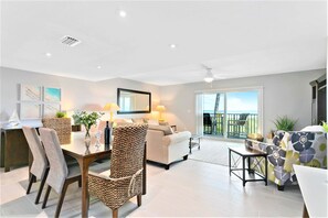 Direct Oceanfront Condo with Private Balcony, Unit #232 | Área de estar | TV de tela plana, DVD player