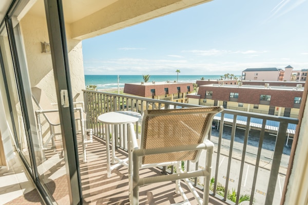 Apartamento Premium em Condomínio Fechado, 2 quartos, vista parcial para o oceano | Varanda