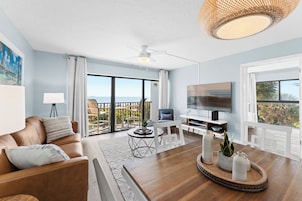 Corner Two-Bedroom Apartment - Direct Oceanfront - Unit #306 | Sala de estar | TV de ecrã plano