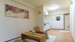 Quarto (For 7 People, Room 703)