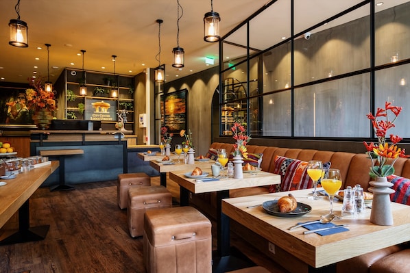 Pequeno-almoço tipo buffet diário (16 EUR por pessoa)