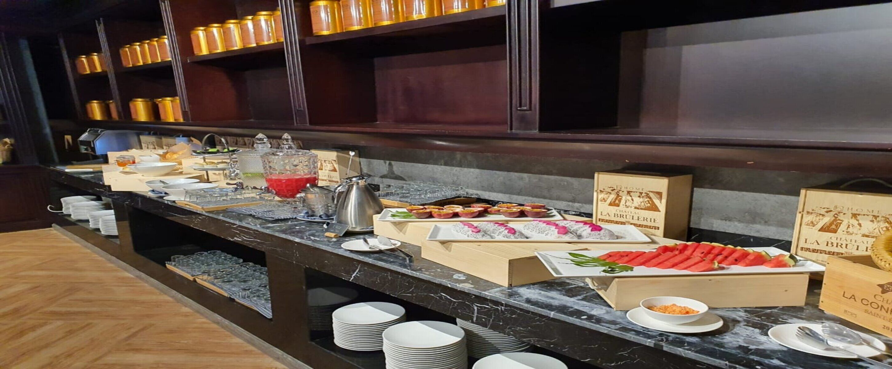 Disposição de buffet com diversos alimentos e acompanhamentos.