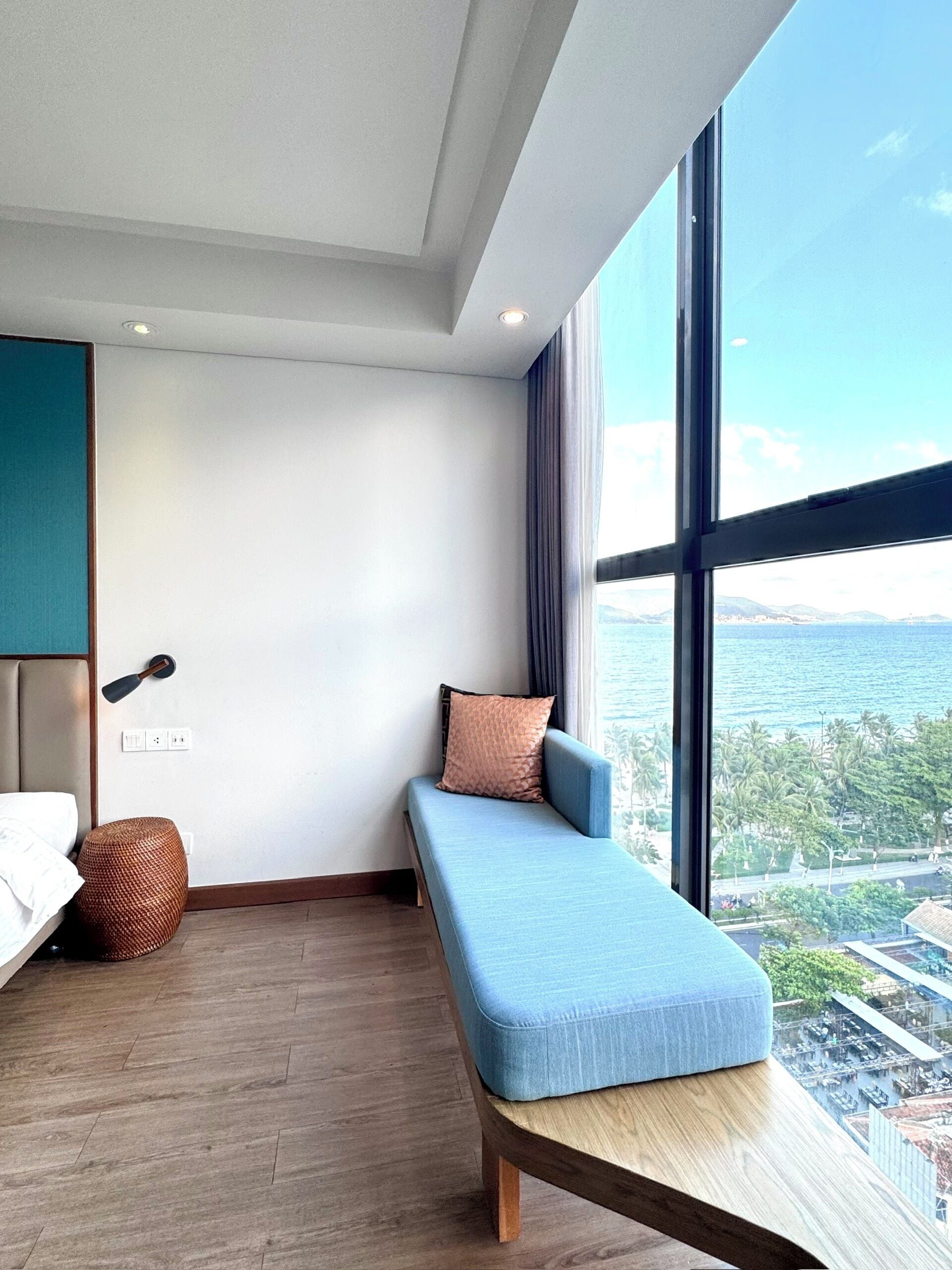 Roupa de alta qualidade, edredões de penas, minibar, cofre no quarto 