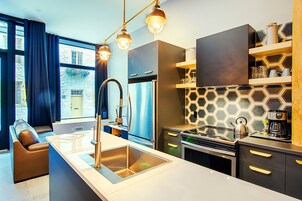 Loft, 1 quarto, no piso térreo (C101) | Cozinha privada | Geladeira grande, micro-ondas, fogão, cooktop