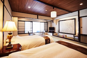 Quarto triplo superior, para não fumantes, vista para a montanha | Edredons de pluma, cofres nos quartos, escrivaninha, Wi-Fi de cortesia