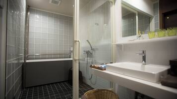 Suite, não fumadores, casa de banho anexa | Casa de banho | Artigos de higiene pessoal grátis, um secador de cabelo, chinelos