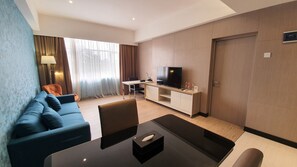 Suíte júnior | Área de estar | TV LCD 40 polegadas com canais a cabo, TV, lareira