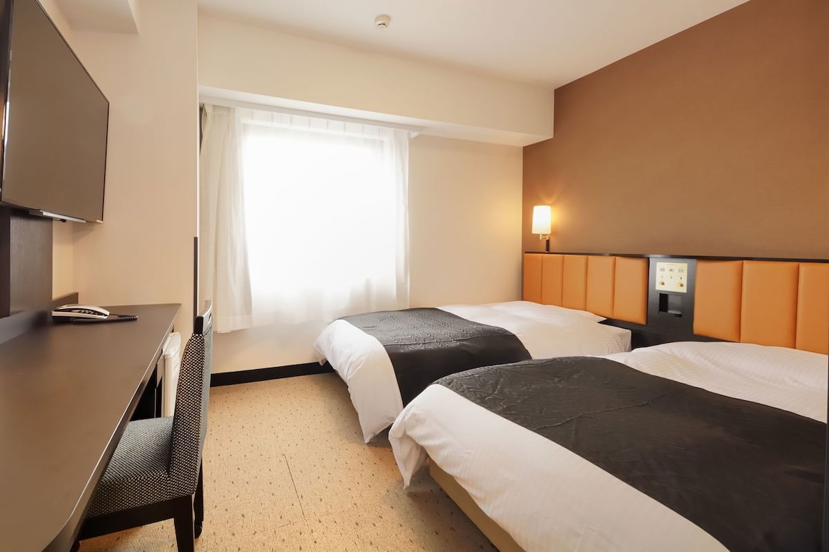 Roupas de cama premium, escrivaninha, cortinas blackout