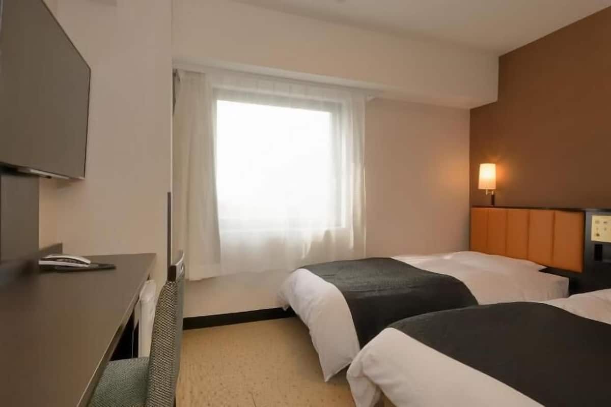Roupas de cama premium, escrivaninha, cortinas blackout