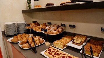 Café da manhã com buffet grátis todos os dias