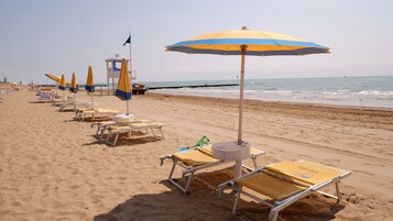 Espreguiçadeiras, guarda-sóis 