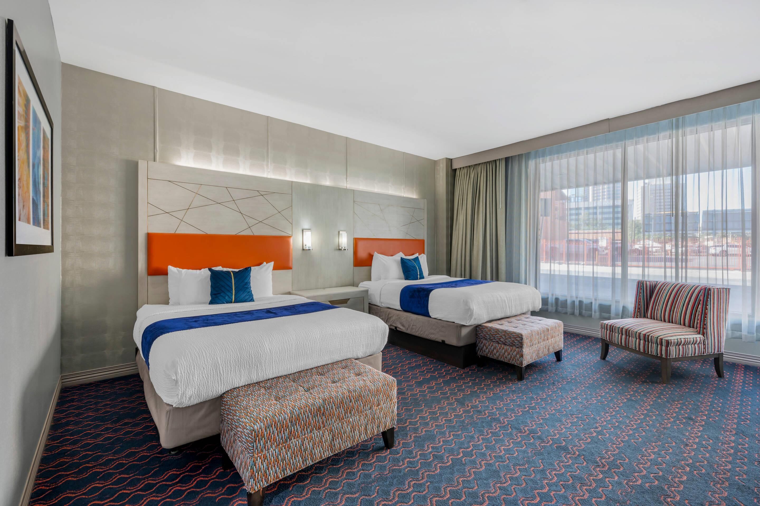 Quarto, 2 camas queen-size, acessível, não fumadores | Roupa de alta qualidade, cofre no quarto, secretária 