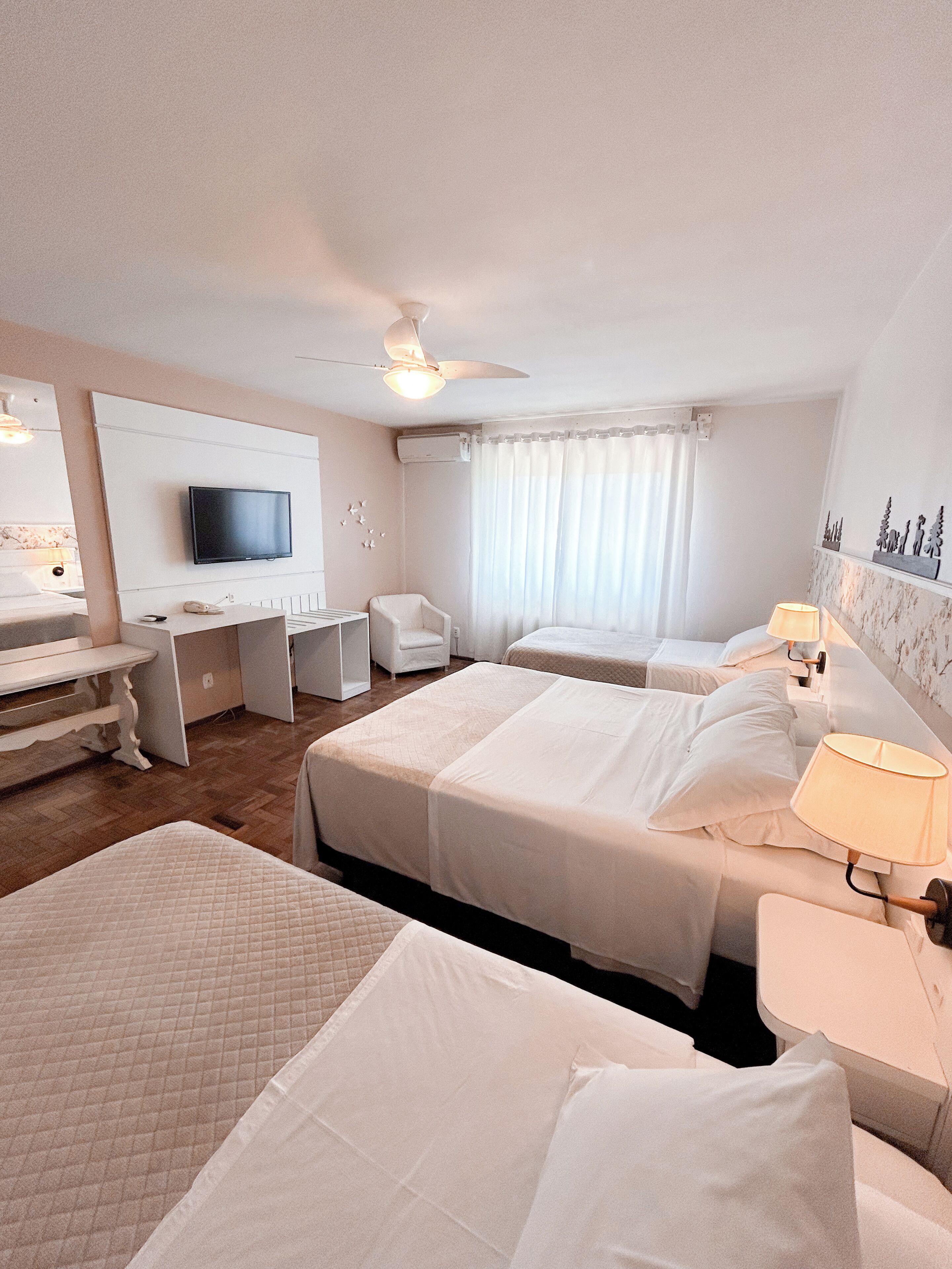 Quarto quádruplo clássico | Frigobar, individualmente decorados, individualmente mobiliados