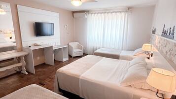 Quarto quádruplo clássico | Frigobar, individualmente decorados, individualmente mobiliados