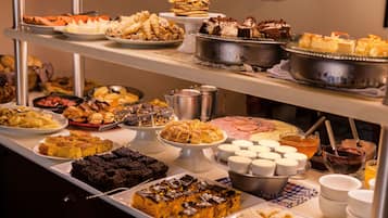 Café da manhã com buffet grátis todos os dias
