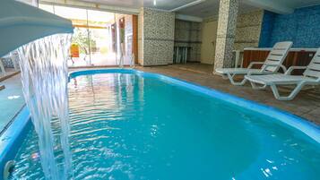 Piscina interior, espreguiçadeiras