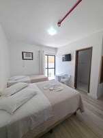 Quarto triplo | Frigobar, cortinas blackout, ferros/tábuas de passar roupa