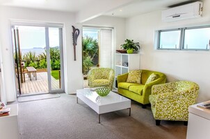 Apartamento Deluxe, 1 quarto, em frente ao mar | Sala de estar | TV de ecrã plano 