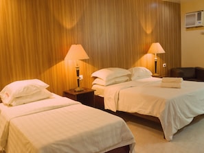 Quarto Standard | Secretária, cortinas/cortinados opacos, camas desdobráveis 