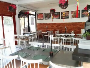 Café da manhã diário mediante uma taxa