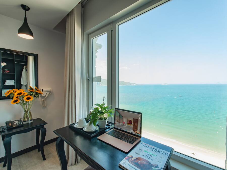 Quarto Twin (Seafront) | Minibar, cofre no quarto, secretária, Wi-fi grátis