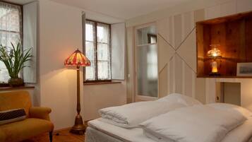 Roupas de cama premium, cofres nos quartos, individualmente decorados