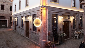 Um edifício com fachada de pedra, várias janelas e uma placa com a inscrição "Orchestra".