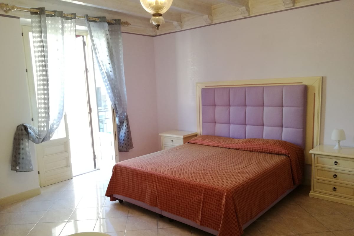 Quarto triplo | Frigobar, escrivaninha, berços grátis, Wi-Fi de cortesia