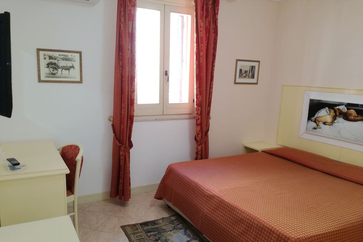 Quarto casal ou duplo | Frigobar, escrivaninha, berços grátis, Wi-Fi de cortesia