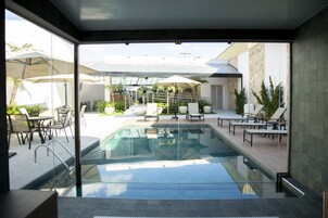 Piscina exterior, guarda-sóis, espreguiçadeiras