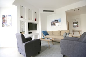 Apartamento, 2 quartos, varanda, Vista para a cidade | Sala | TV de ecrã plano 