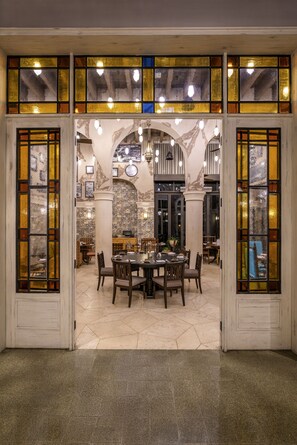 7 restaurantes, café da manhã, local e internacional