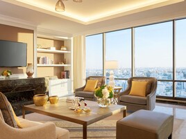 Roupa de alta qualidade, edredões de penas, minibar, cofre no quarto 