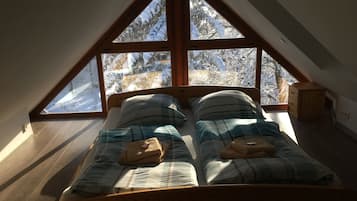 Apartamento, para não fumantes, vista para o vale | Cofres nos quartos, escrivaninha, ferros/tábuas de passar roupa