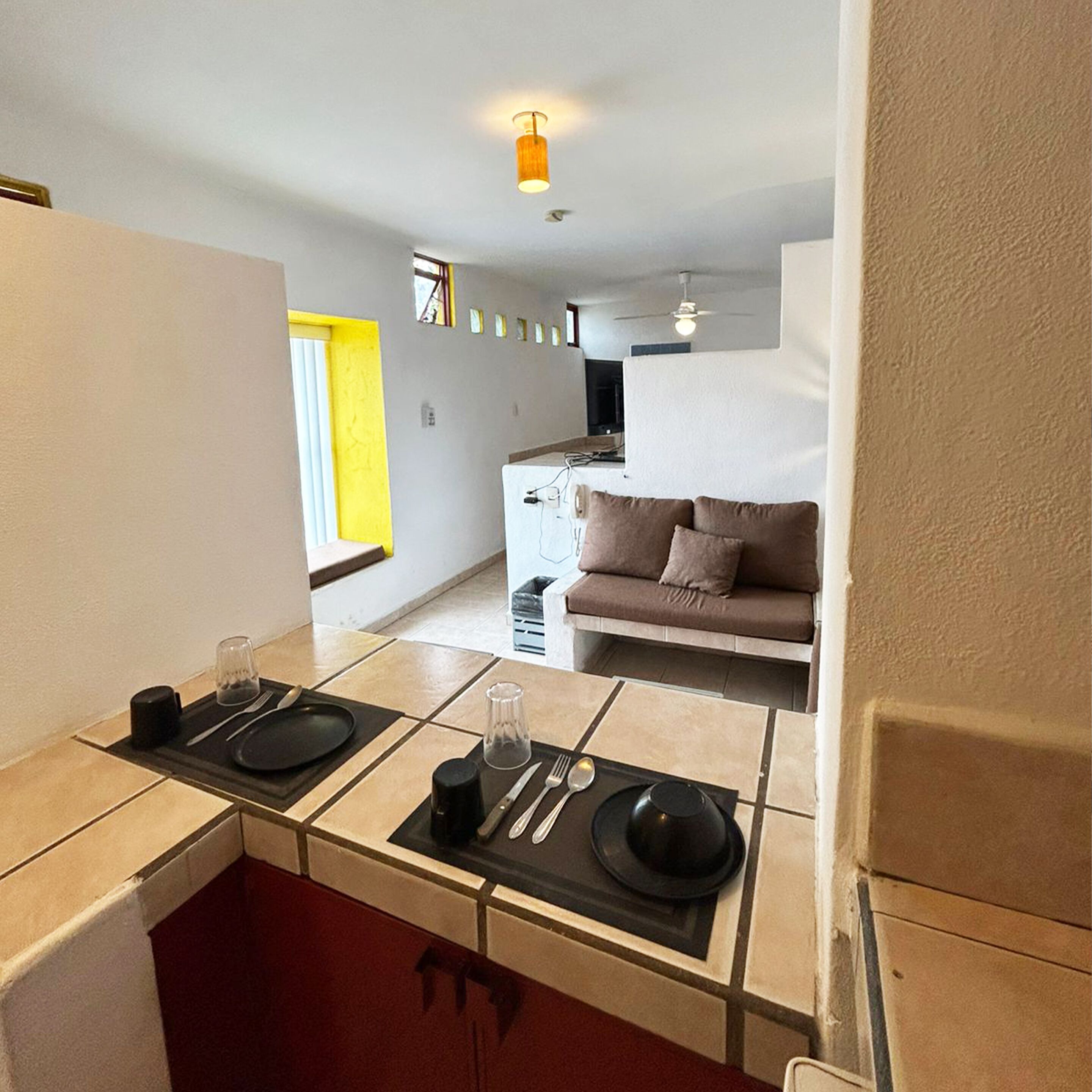 Um frigorífico, um micro-ondas, uma placa de cozinha 
