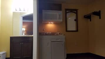 Quarto solteiro standard, 1 cama King | Área de estar | TV de tela plana