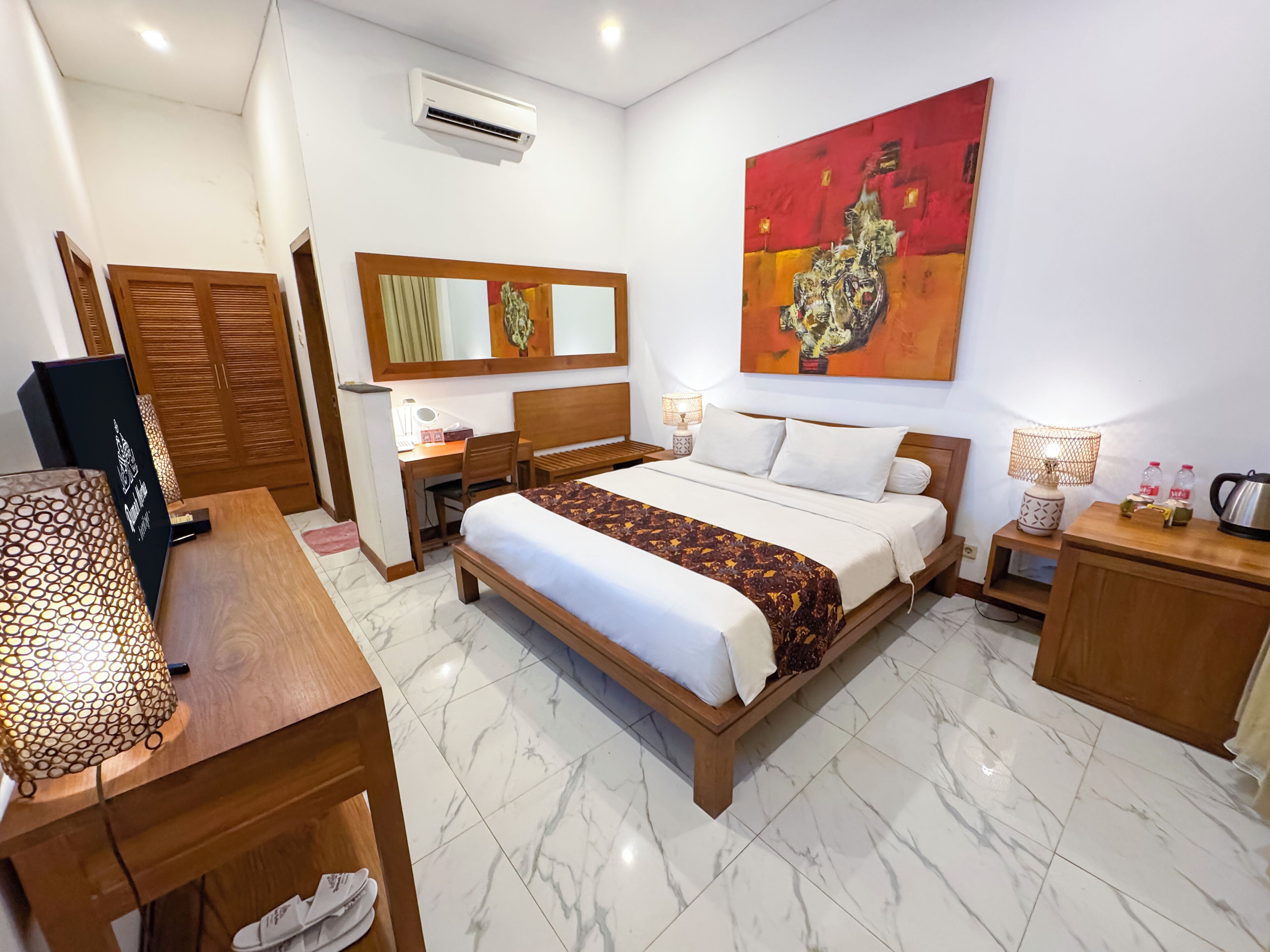 Quarto Superior | Roupa de alta qualidade, minibar, cofre no quarto, secretária 