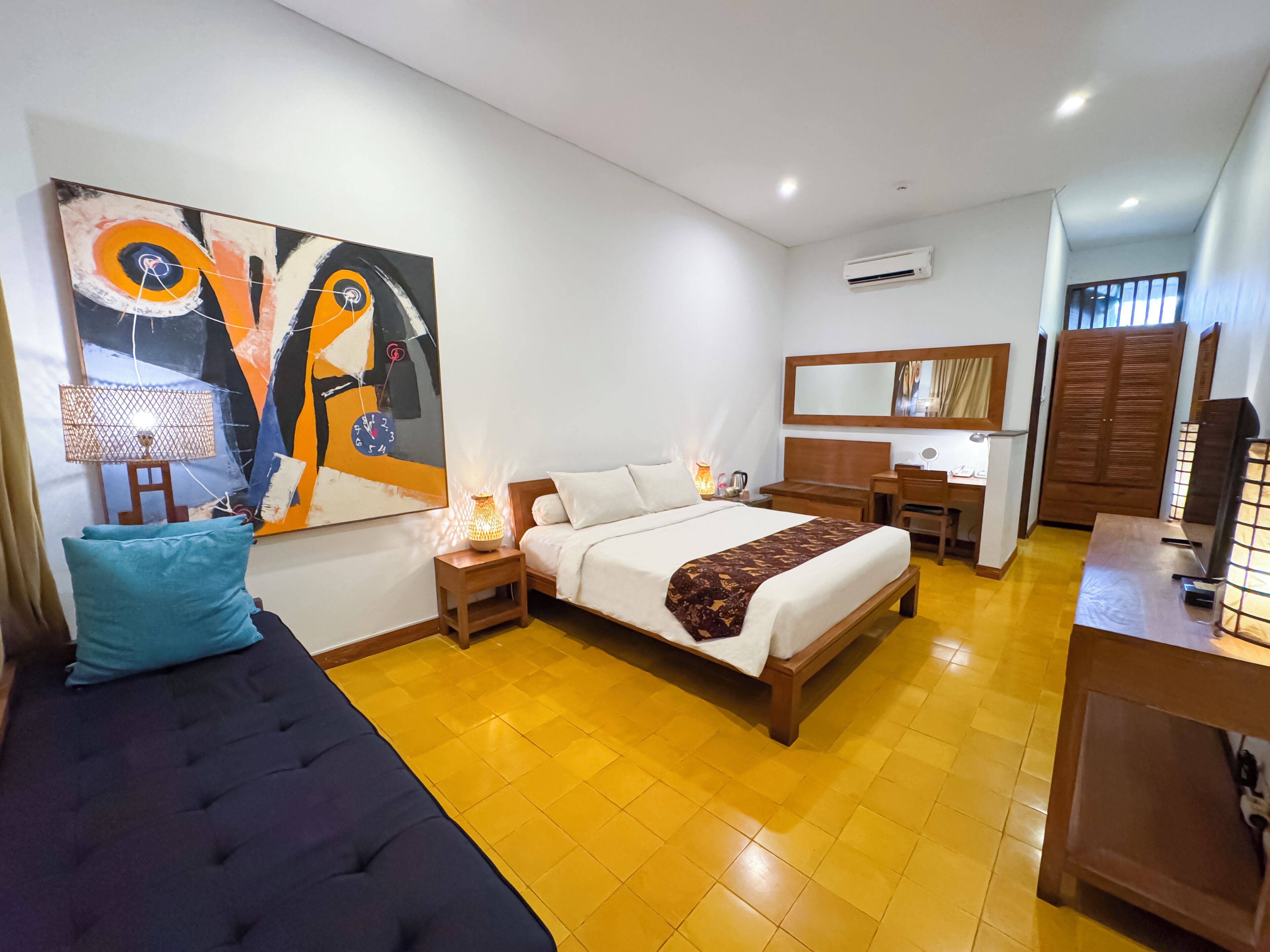 Quarto Deluxe | Roupa de alta qualidade, minibar, cofre no quarto, secretária 