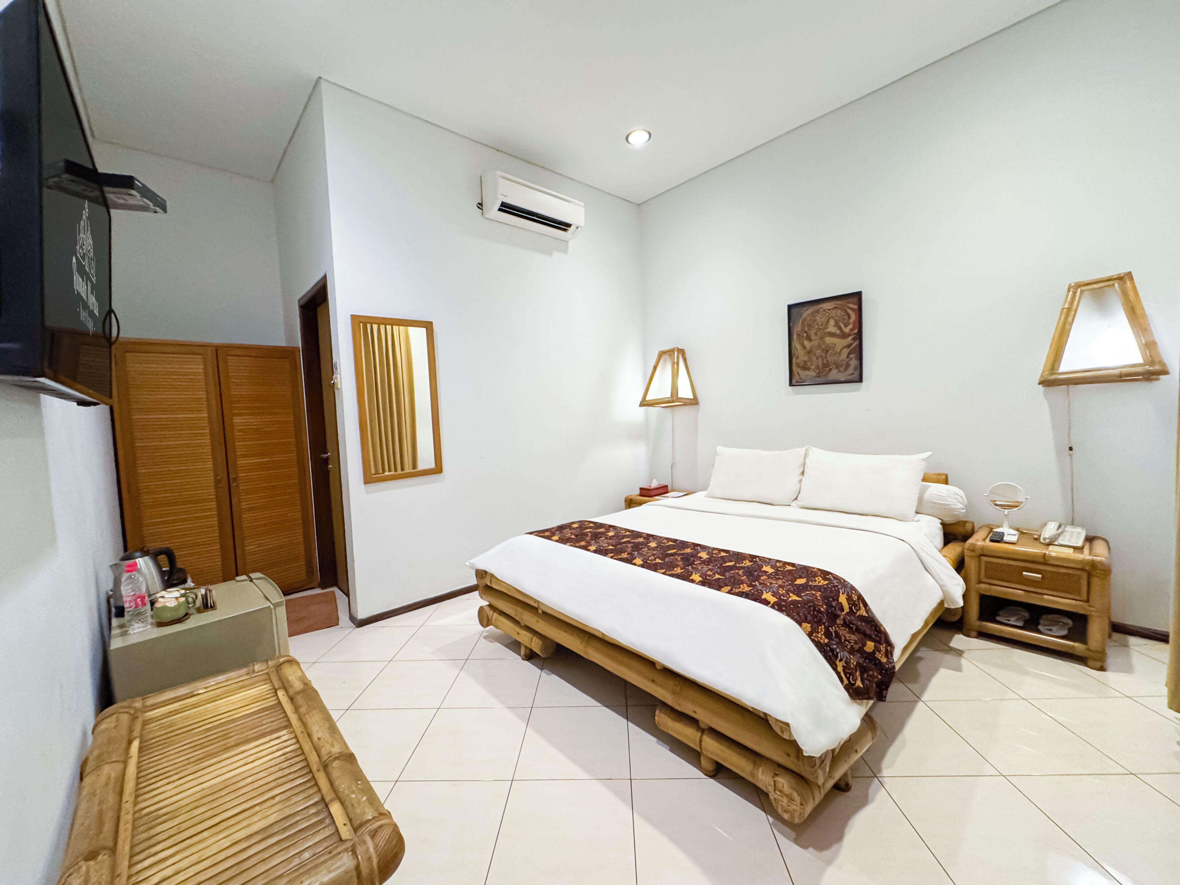 Quarto Standard | Roupa de alta qualidade, minibar, cofre no quarto, secretária 